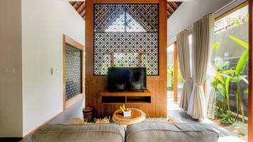 Two Bedroom Private Pool Villa with Valley View | Sala de estar | Televisor de 32 polegadas com canais por cabo