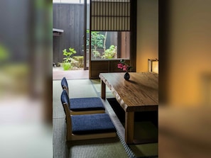 Casa Tradicional, 2 quartos, cozinha, vista para o jardim | Sala de estar | TV de ecrã plano, piso aquecido 