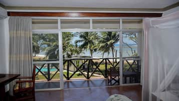 Quarto júnior | Roupas de cama premium, cofres nos quartos, escrivaninha