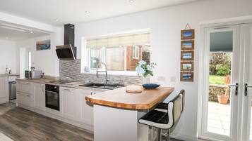 Uma máquina de lavar louça, utensílios de cozinha