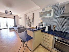 Apartamento | Cozinha privada | Um frigorífico/congelador grande, um micro-ondas, um forno