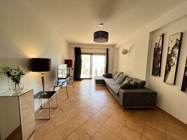 Apartamento | Sala de estar | Televisor de ecrã plano de 32 polegadas com canais por cabo, televisor
