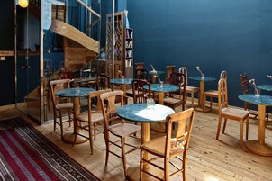 Café da manhã com pratos da culinária local grátis todos os dias