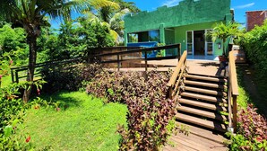 Terraço com espreguiçadeiras
