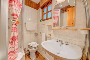 Estúdio Standard, vista para a montanha (Studio Abete Rosso 500m From Ski) | Casa de banho | Um polibã, um secador de cabelo, toalhas fornecidas, sabão