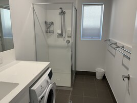 Chuveiro, secador de cabelo, toalhas de banho 