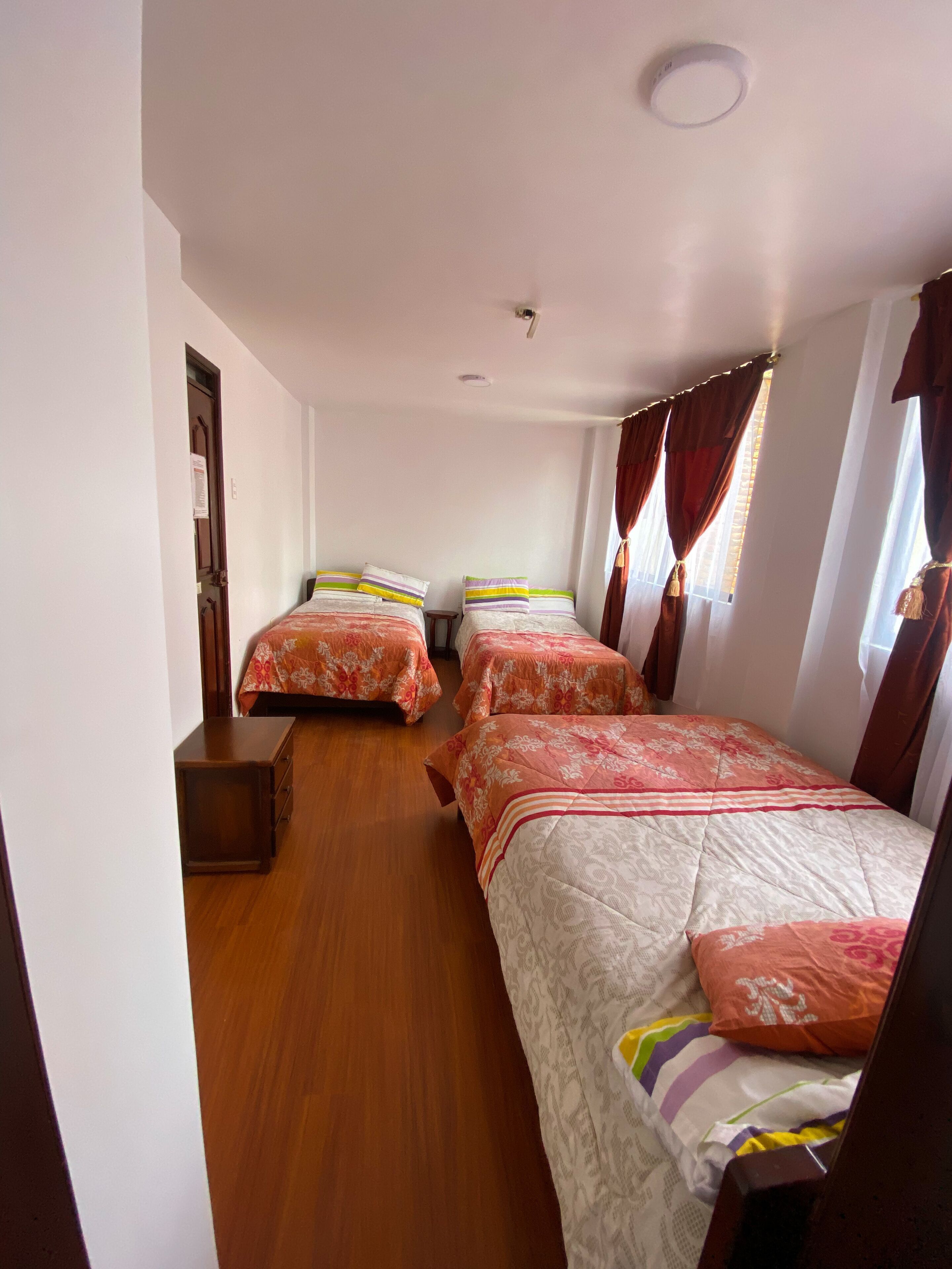 Edredons de pluma, Wi-Fi de cortesia, roupa de cama