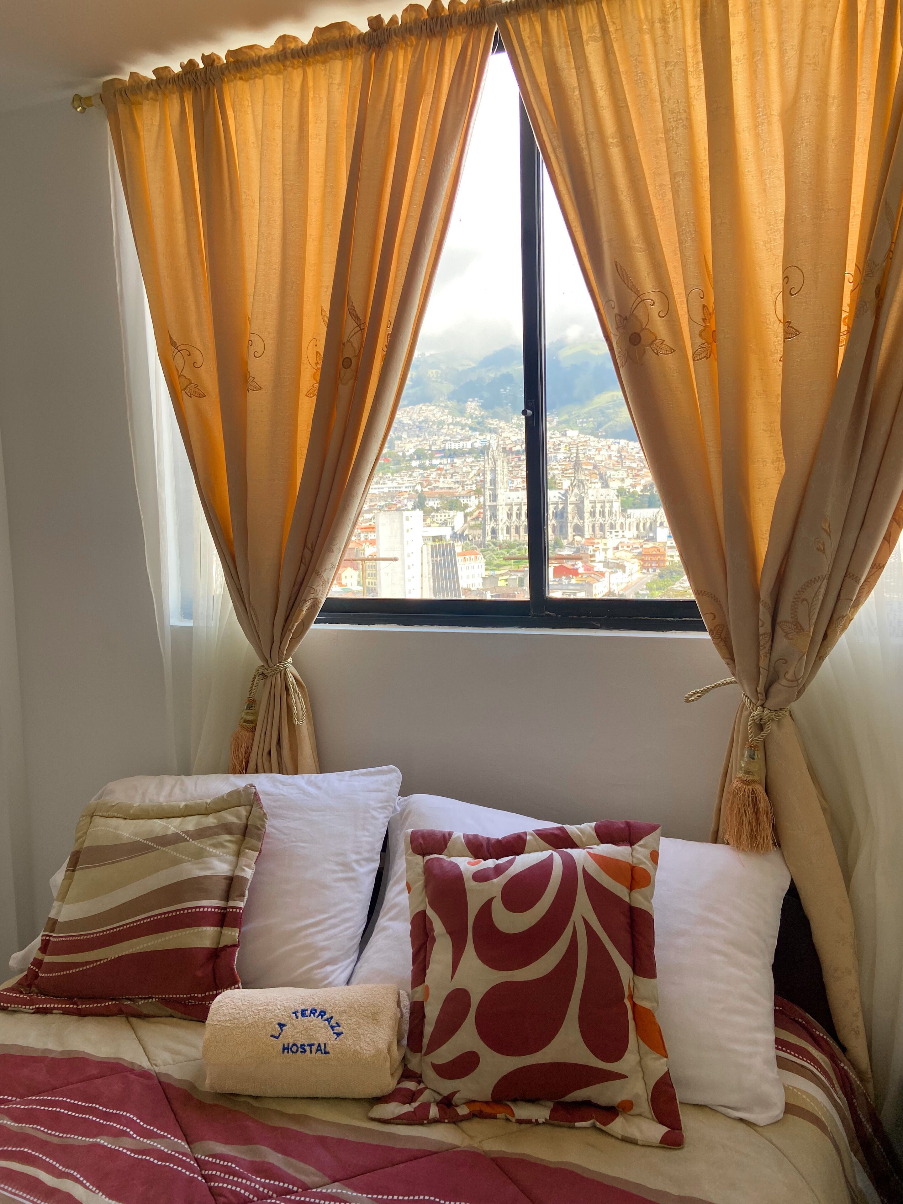 Edredons de pluma, Wi-Fi de cortesia, roupa de cama