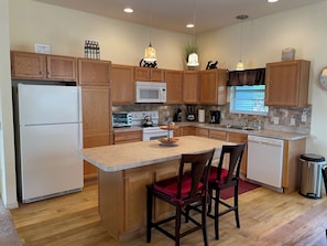 Casa, várias camas, lanai (alpendre havaiano), vista para o jardim | Cozinha privada | Um frigorífico, um micro-ondas, um forno, uma placa de cozinha