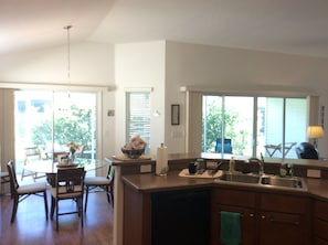 Casa, várias camas, lanai (alpendre havaiano), vista para o jardim | Cozinha privada | Um frigorífico, um micro-ondas, um forno, uma placa de cozinha 