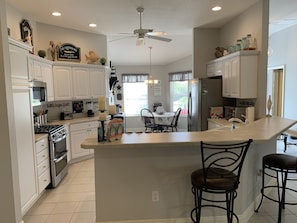 Casa, várias camas, lanai (alpendre havaiano), vista para o jardim | Cozinha privada | Um frigorífico, um micro-ondas, um forno, uma placa de cozinha 