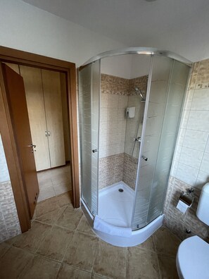 Apartamento clássico | Banheiro | Chuveiro, produtos de toalete grátis, secador de cabelo 