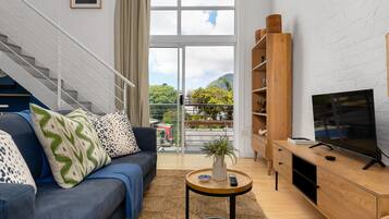 Apartamento grand | Área de estar | TV de tela plana 50 cm com canais a cabo, TV, serviços de streaming