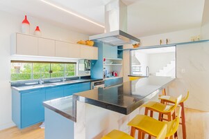 Geladeira grande, micro-ondas, cafeteira/chaleira