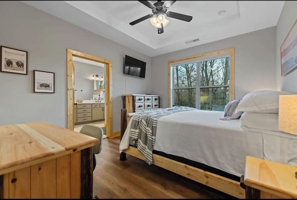 Beautiful And Peaceful Modern Chalet In River Resort W Hot Tub - Ellijay, GA