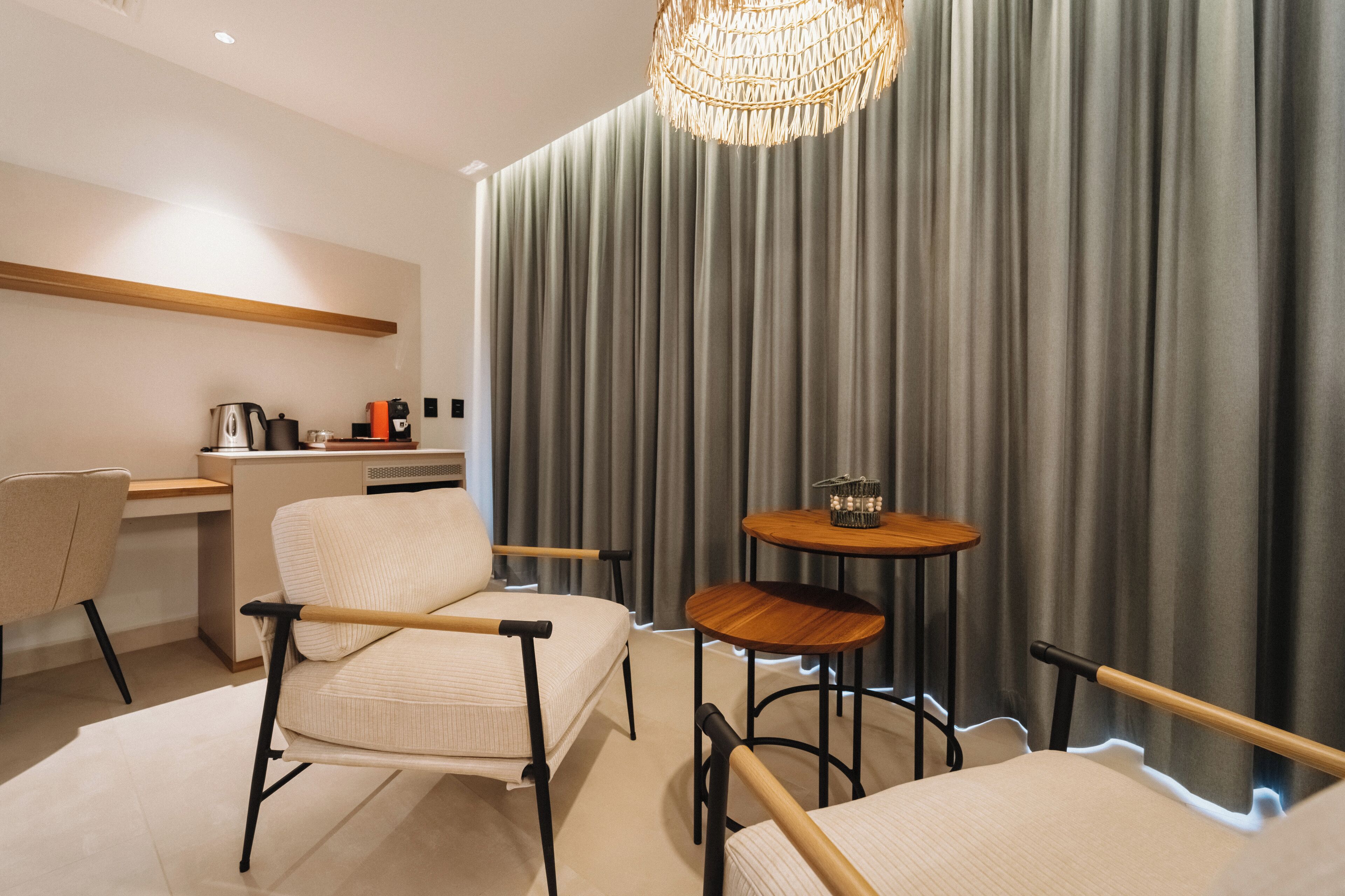 1 quarto, cofres nos quartos, cortinas blackout