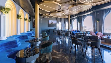 2 bares/lounges