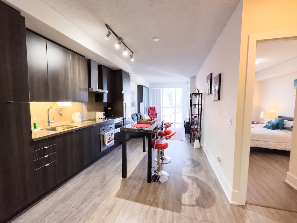 Luxury 2 Beds With Lakeview Near Cn Tower, Scotia Arena & Free Private Parking - Toronto