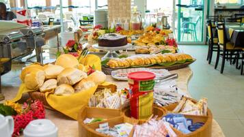 Pequeno-almoço tipo buffet diário mediante uma taxa
