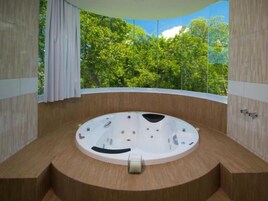 Quarto quádruplo premium | Quartos à prova de som, Wi-Fi de cortesia