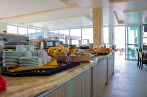 Café da manhã com buffet todos os dias mediante uma taxa