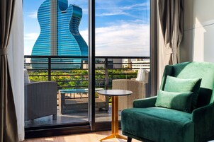 Quarto, 1 cama king-size, não fumadores, varanda | Roupa de alta qualidade, cofre no quarto, secretária 