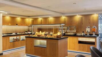 Pequeno-almoço tipo buffet diário mediante uma taxa