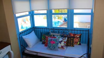 Quarto quádruplo família, várias camas | Roupas de cama premium, camas Select Comfort, frigobar