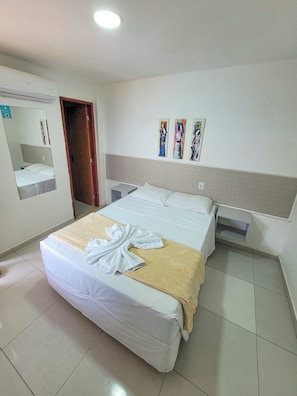 Quarto casal standard | Frigobar, Wi-Fi de cortesia, roupa de cama