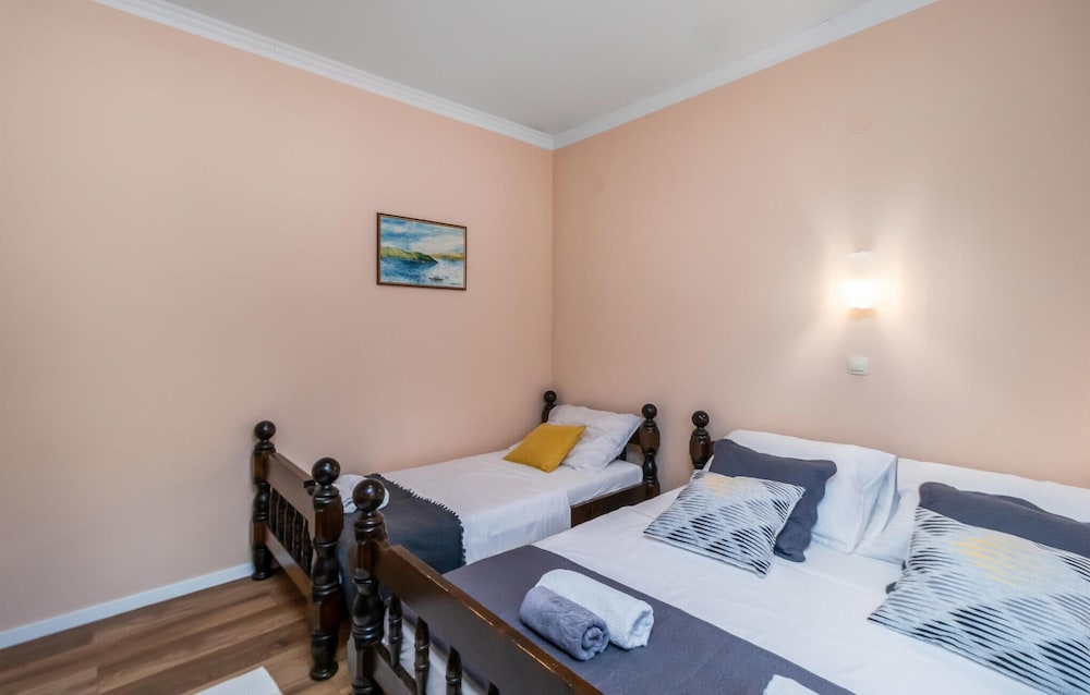 Schönes Haus Mit 3 Schlafzimmern In. - Karlobag