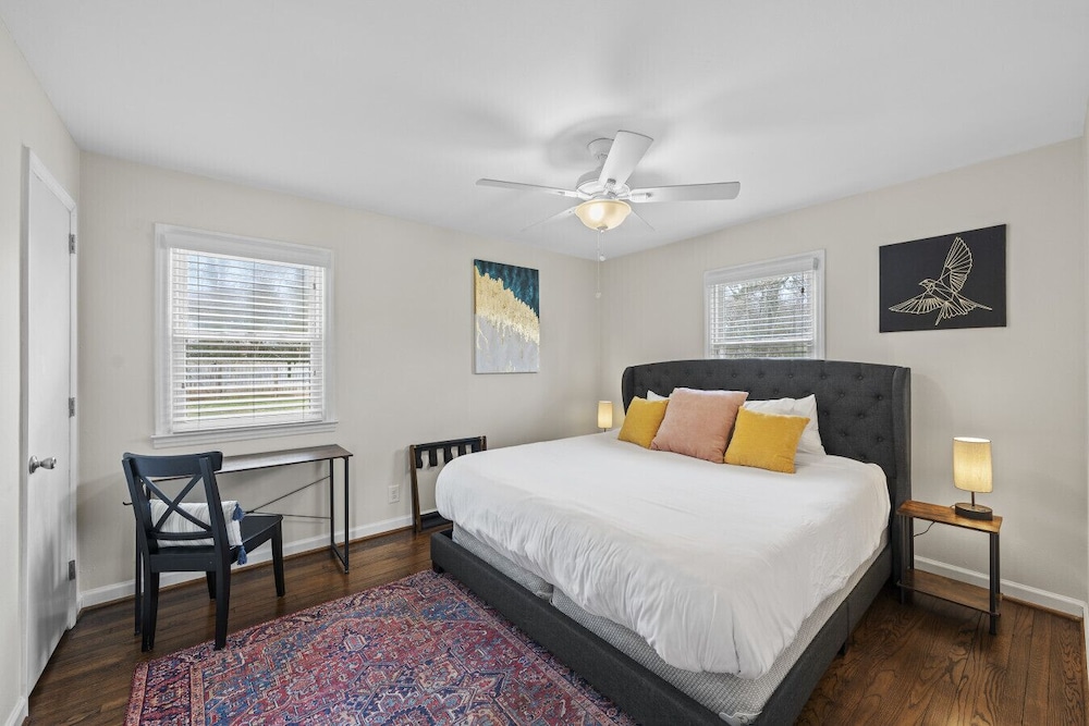 Cozy 3 Bedroom Cottage With Huge Fenced-in Yard - Raleigh, NC
