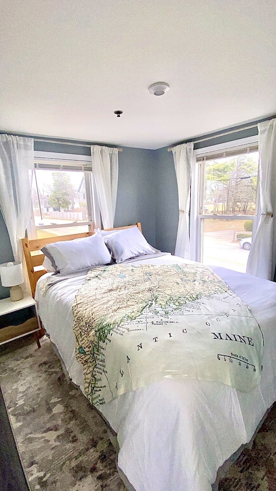 Warm Coastal Retreat: Your Maine Escape Awaits - 1 Block From The Beach! - Biddeford, ME