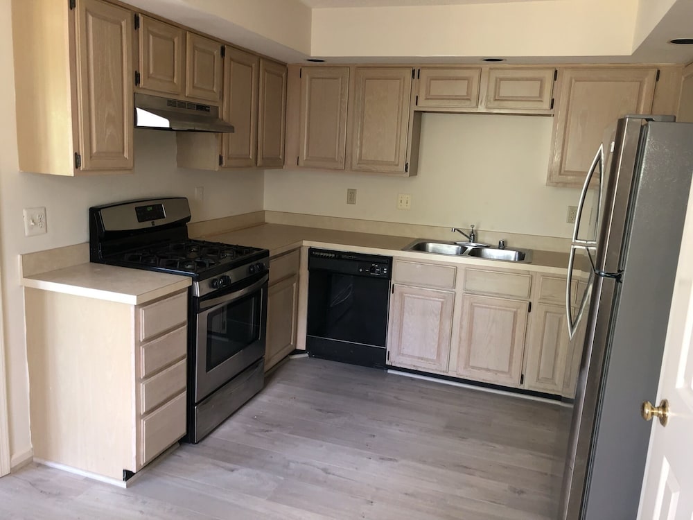 Luxury Townhome For Travelers Occupancy In The North I-270 Technology Corridor - Germantown