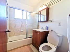 Apartamento família | Banheiro | Chuveiro/banheira combinados, toalhas de banho, papel higiênico