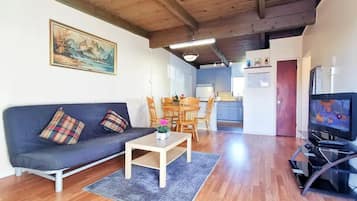 Apartamento Familiar | Sala de estar | Smart TV de 24 polegadas com canais via satélite, televisor