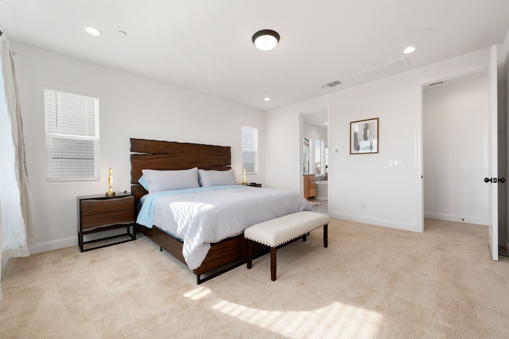 Luxury New House Games And Views - Rancho Cordova, CA