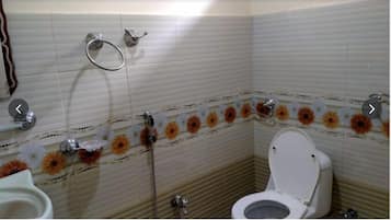 Quarto Duplo Deluxe | Casa de banho | Um polibã, um chuveiro fixo, produtos de higiene exclusivos