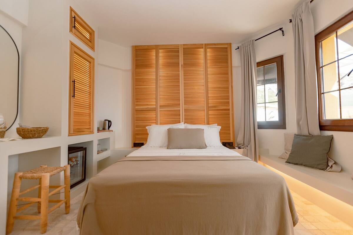 Quarto Duplo Standard | Roupa de alta qualidade, edredões de penas, minibar