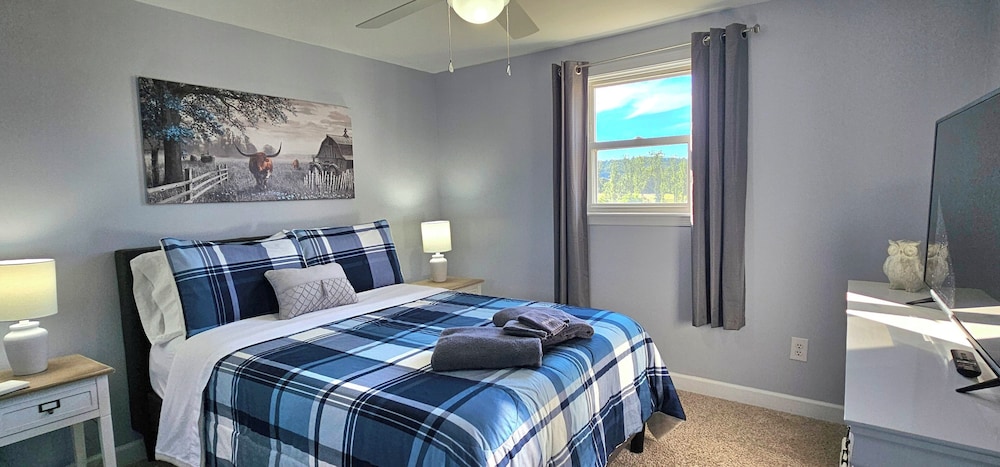 Private Farm Cottage Surrounded Fields, Farm Animals, Mountain Views & Hot Tub! - Smith Mountain Lake, VA