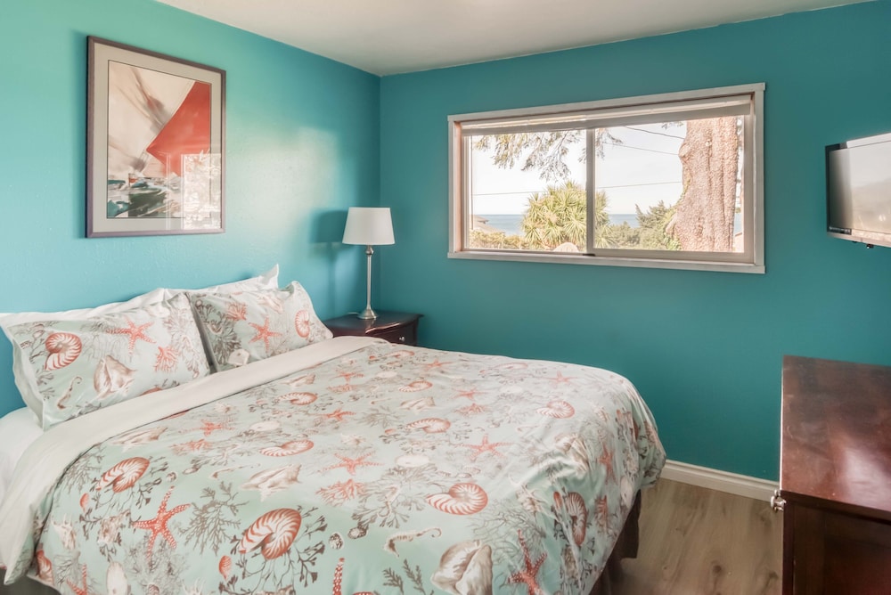Oceanview Beauty In Yachats Has Bonus Room, Huge Yard, And Hot Tub! - Yachats, OR