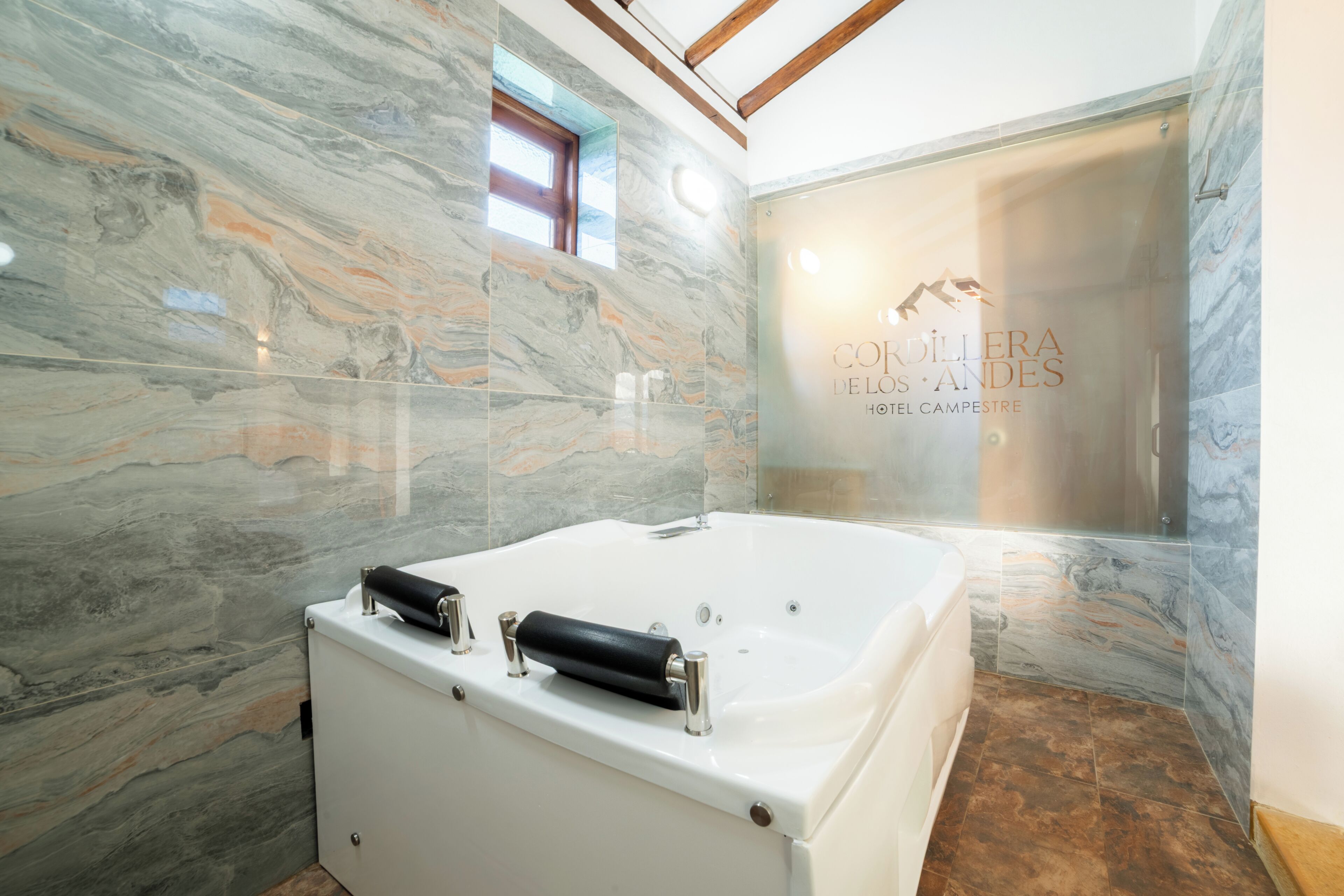 Suite | Casa de banho | Uma banheira, um secador de cabelo, toalhas fornecidas, sabão 