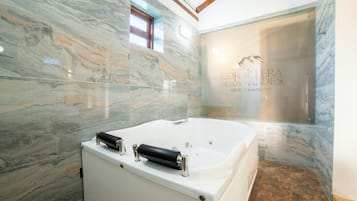 Suite | Casa de banho | Uma banheira, um secador de cabelo, toalhas fornecidas, sabão