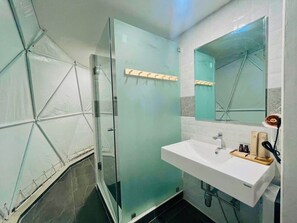 Produtos de higiene exclusivos, um secador de cabelo 