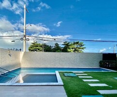 Piscina exterior, espreguiçadeiras 