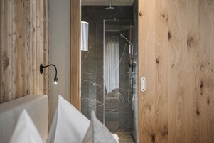 Cortinas/cortinados opacos, quartos insonorizados, Wi-fi grátis 