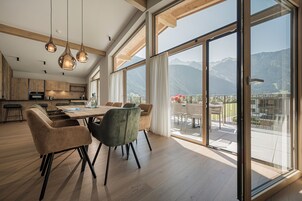 Apartamento Panorâmico, 4 quartos | Sala de estar | Televisor de ecrã plano de 95 cm com canais por cabo 
