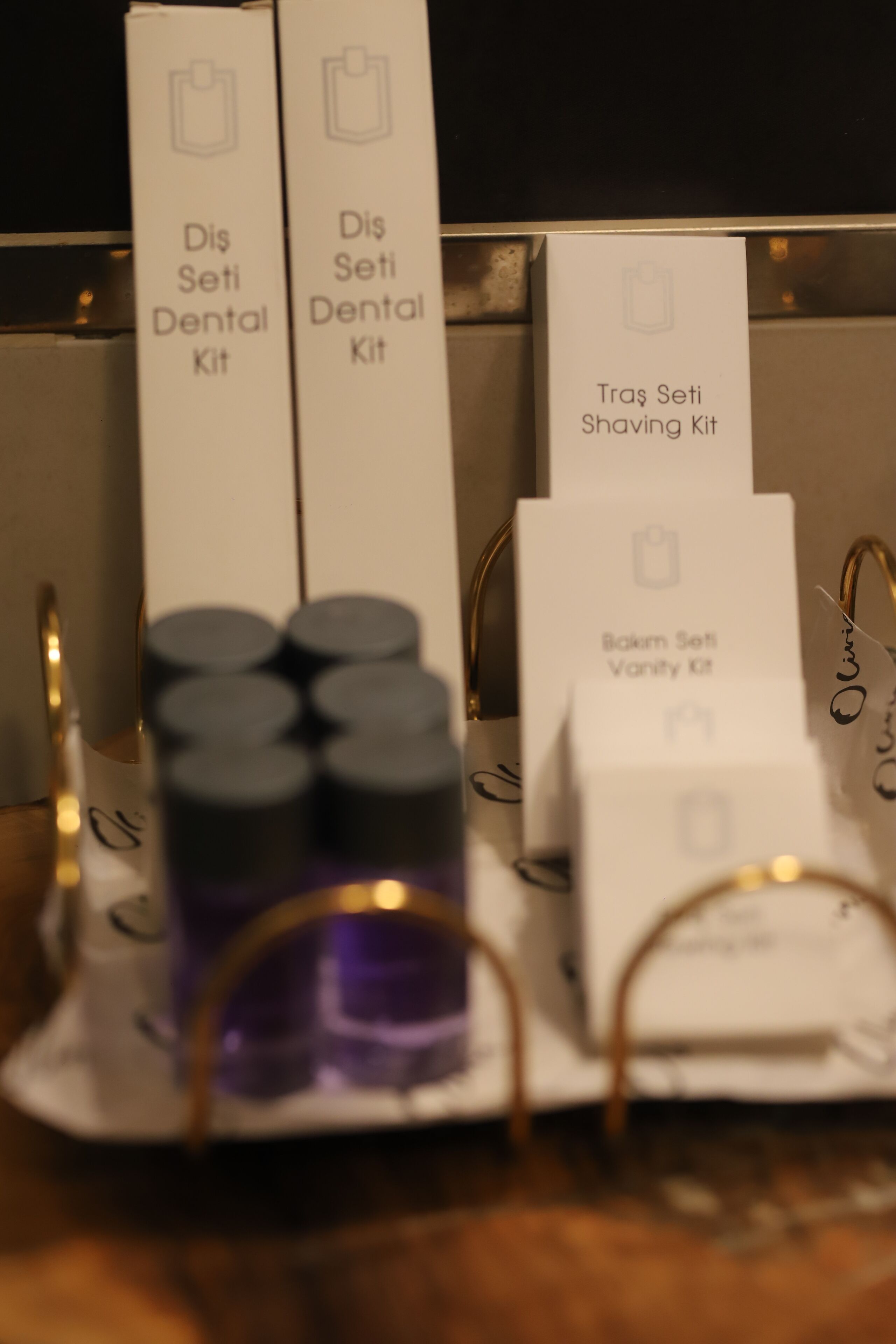 Exposição de kits de higiene bucal e barbear em uma loja.
