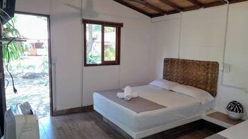 Cabana de Madeira Básica | Wi-fi grátis, roupa de cama fornecida