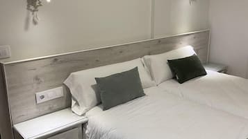 Quarto Duplo Básico | Roupa de alta qualidade, edredões de penas, secretária