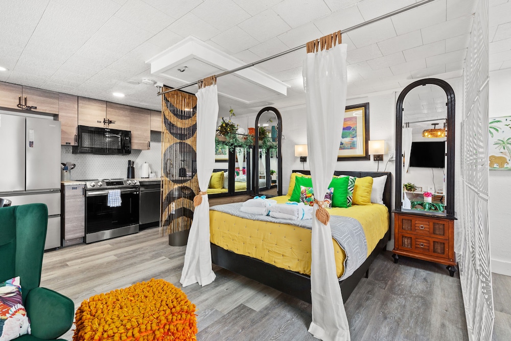 Colorful Tropical Paradise, Close To Beach! Monthly Available! - Laguna Beach, FL